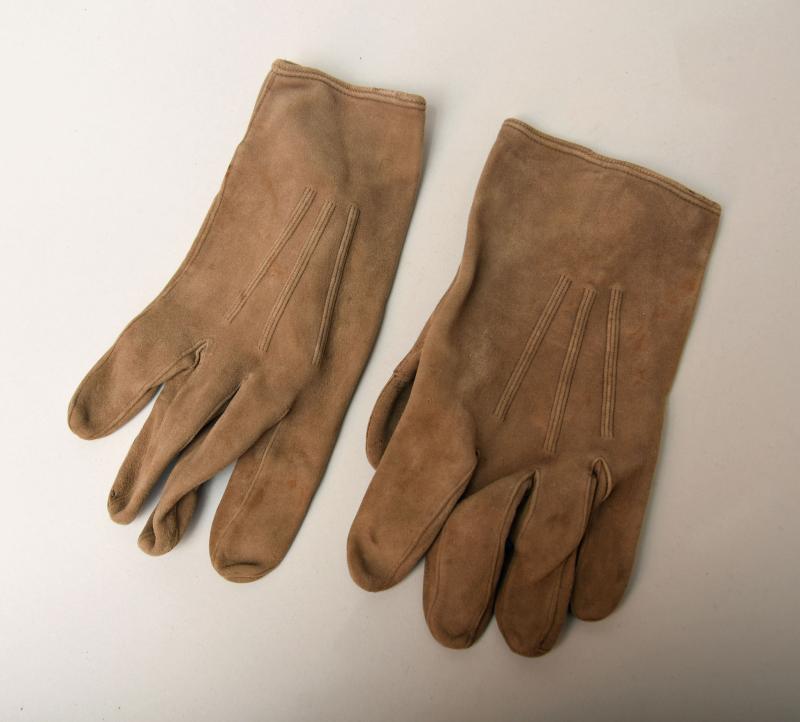 Regimentals | GERMAN WWII OFFICERS GREY SUEDE GLOVES. MEDIUM SIZE.